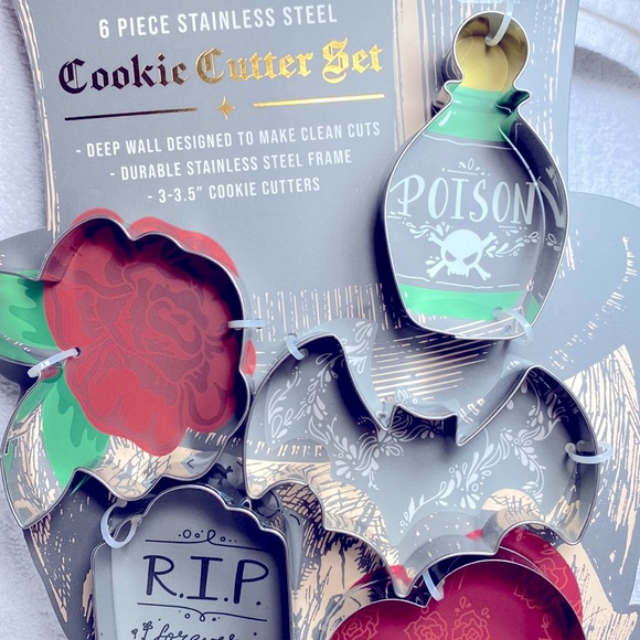 Wilton | Kitchen | 6 Cookie Cutters Set Nwt Halloween Bat Poison Skull ...